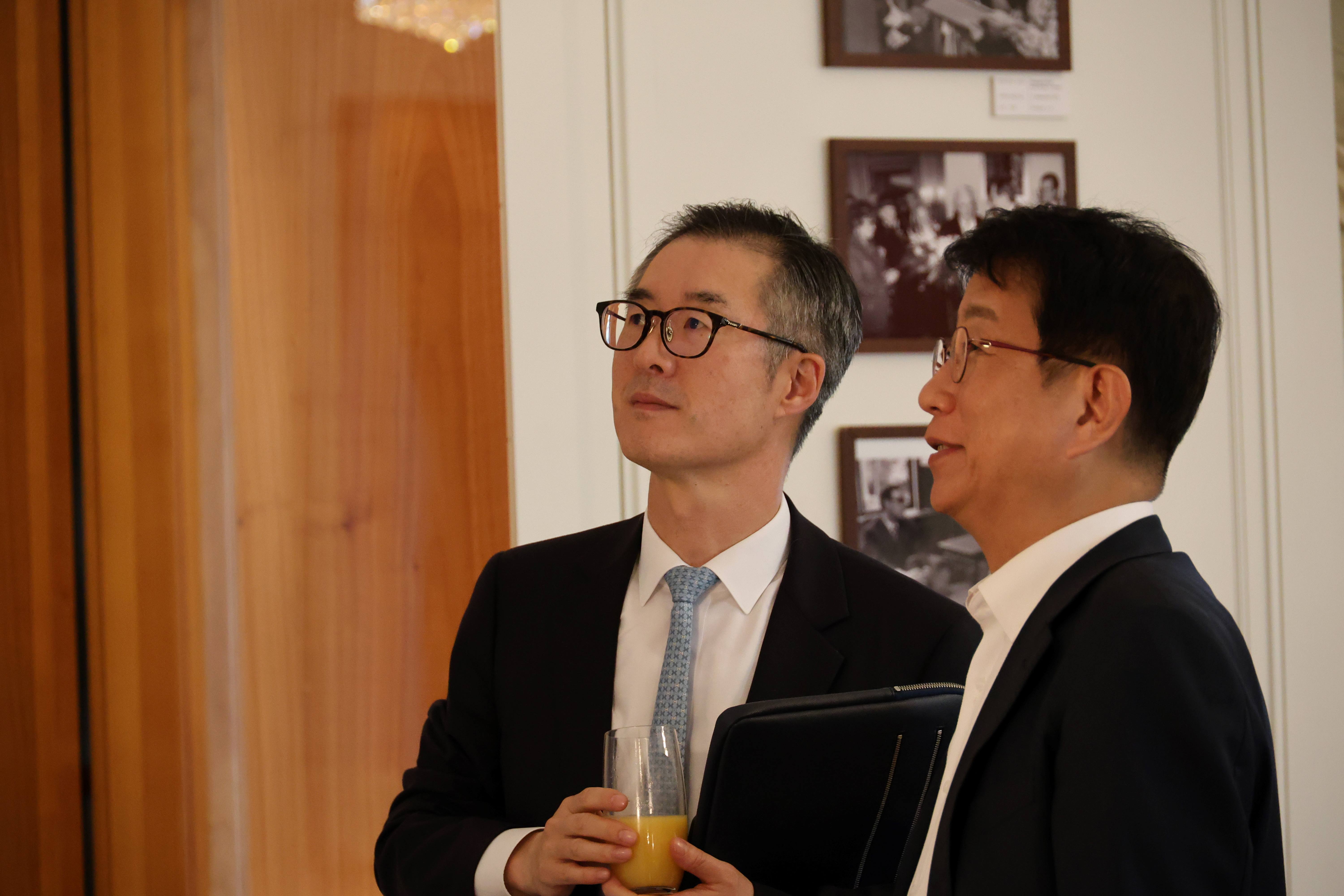 Abendessen mit der Delegation des Ministeriums für Land, Infrastruktur ...